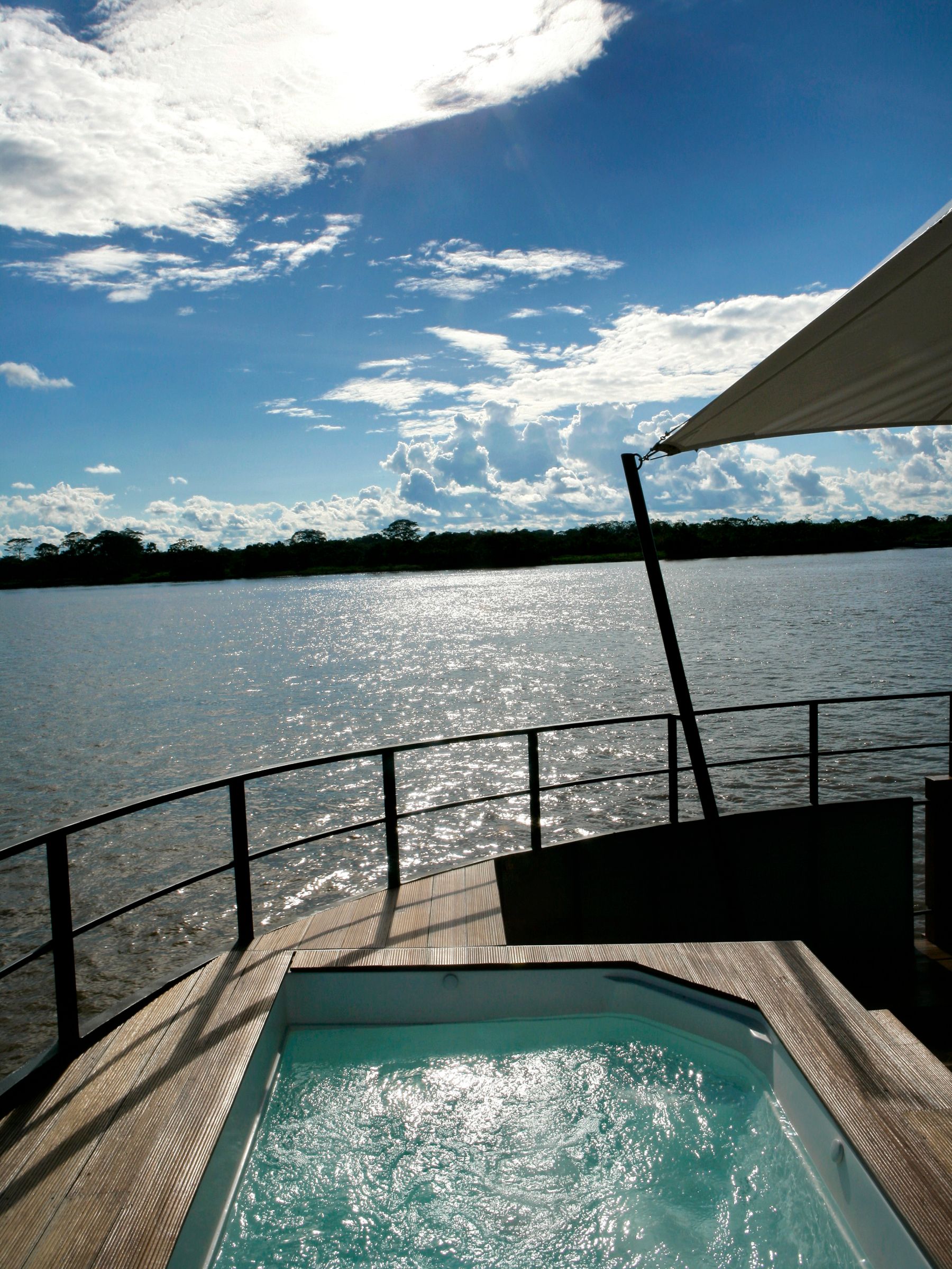 Superyacht ARIA AMAZON for Charter