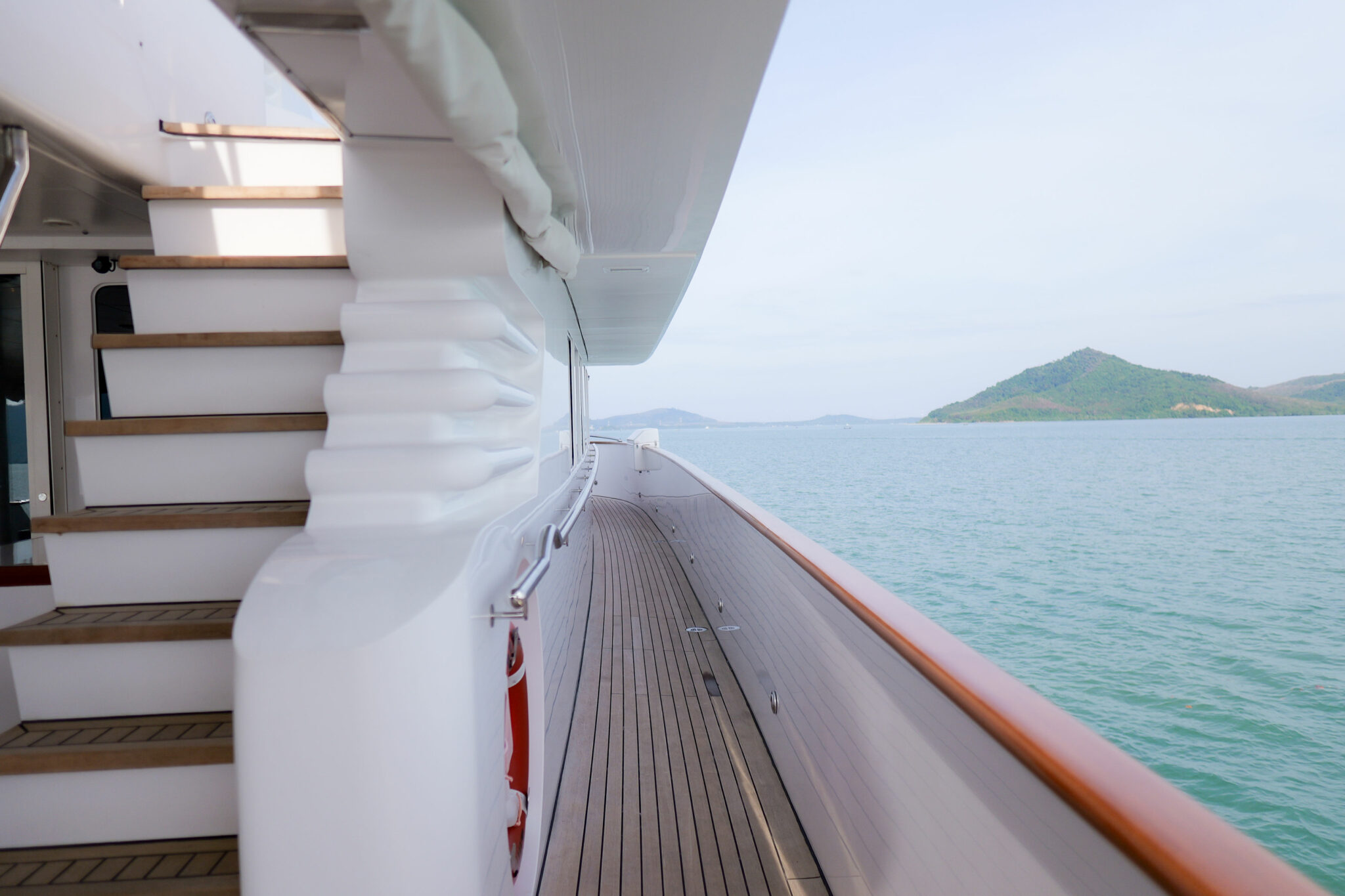 BERZINC: 44m Superyacht: Classic Luxury, Timeless Comfort